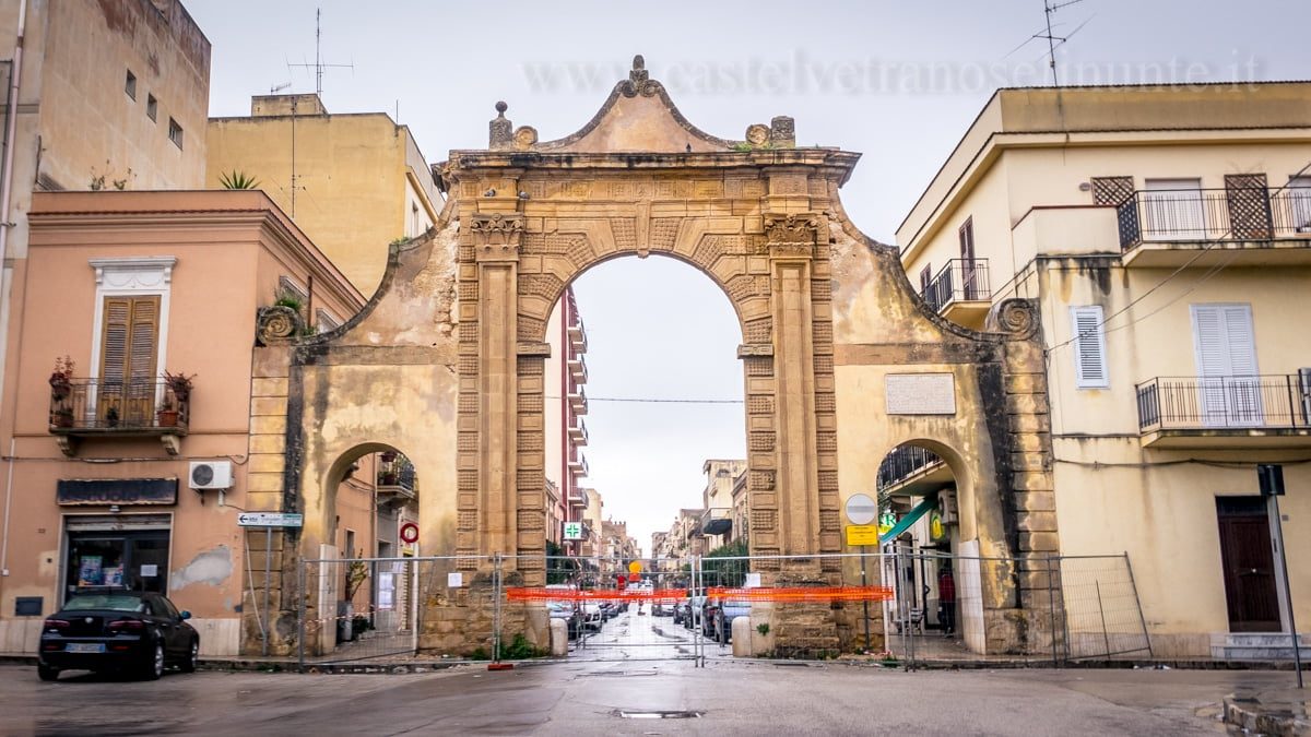 "Ci offriamo gratuitamente per il restauro della Porta di Mare"