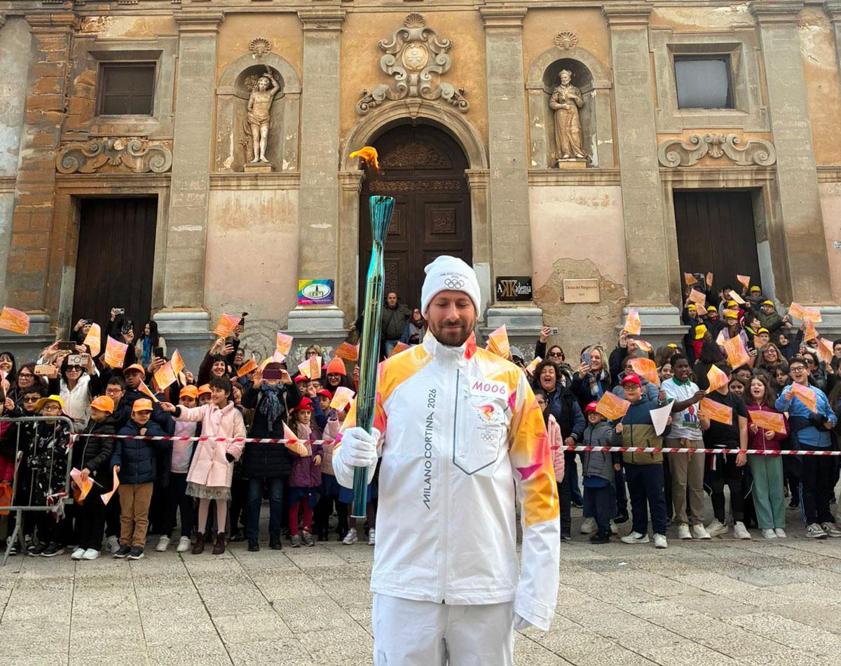 La fiaccola olimpica illumina Castelvetrano e Selinunte