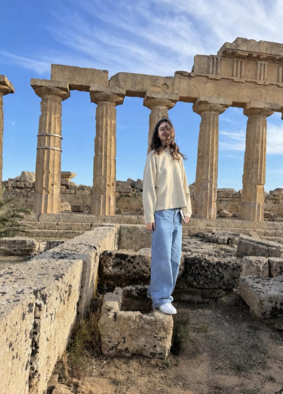 La top model Loli Bahia a Selinunte, mistero sul compagno di viaggio